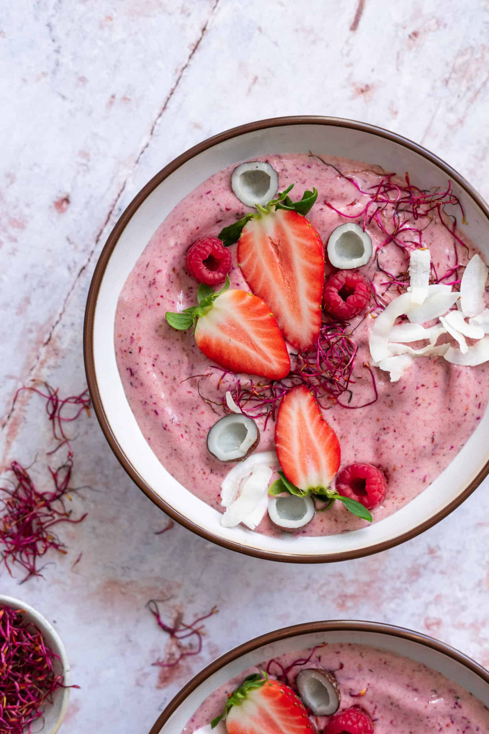 Roze smoothie bowl met framboos en bieten kiemen – Veggie Reporter