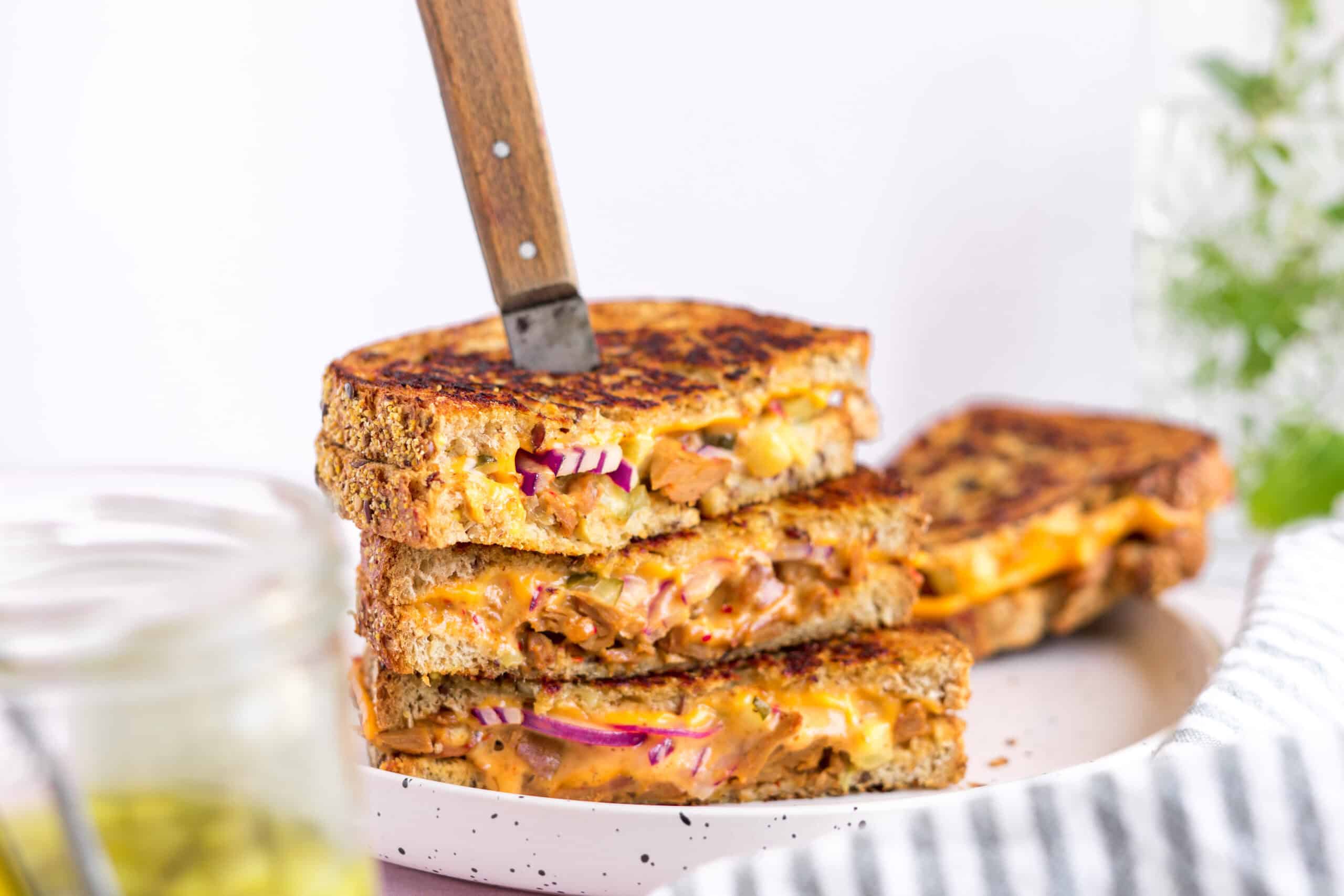 Vegan tuna melt tosti – Veggie Reporter